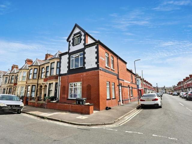 4 bedroom end of terrace house for sale
