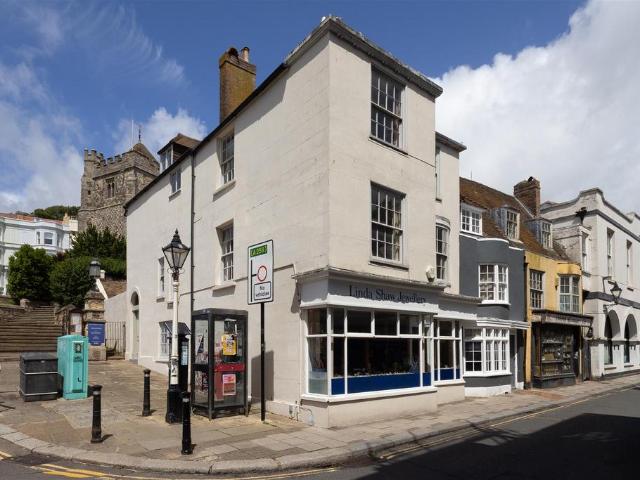4 bedroom end of terrace house for sale