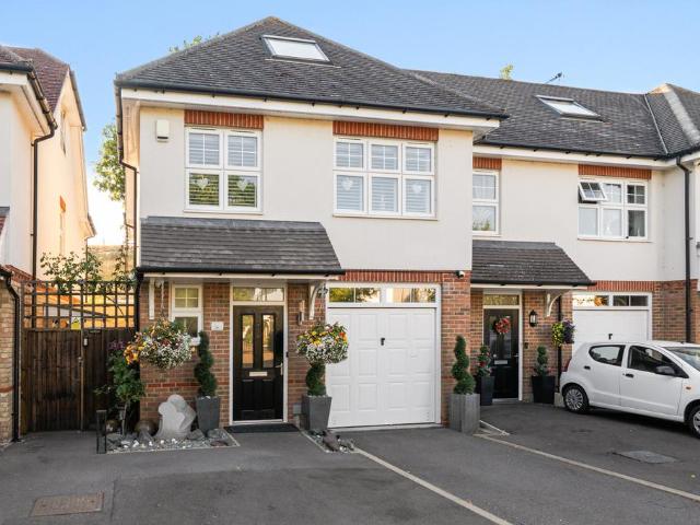 4 bedroom end of terrace house for sale
