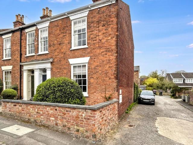 4 bedroom end of terrace house for sale