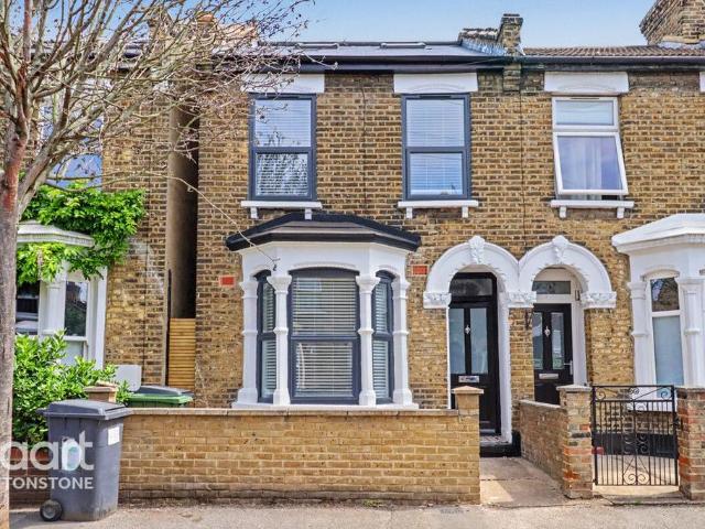 4 bedroom end of terrace house for sale