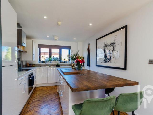 4 bedroom end of terrace house for sale