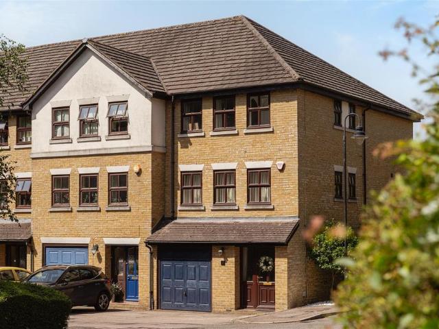 4 bedroom end of terrace house for sale