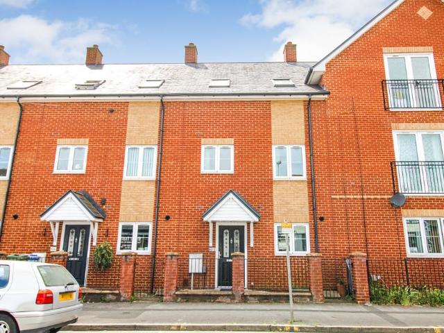 4 bedroom end of terrace house for sale