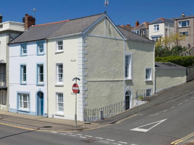 4 bedroom end of terrace house for sale