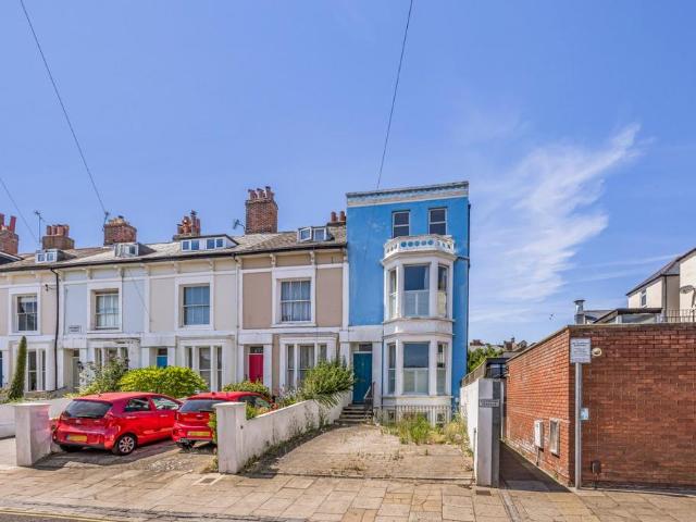 4 bedroom end of terrace house for sale