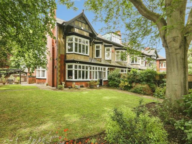 4 bedroom end of terrace house for sale