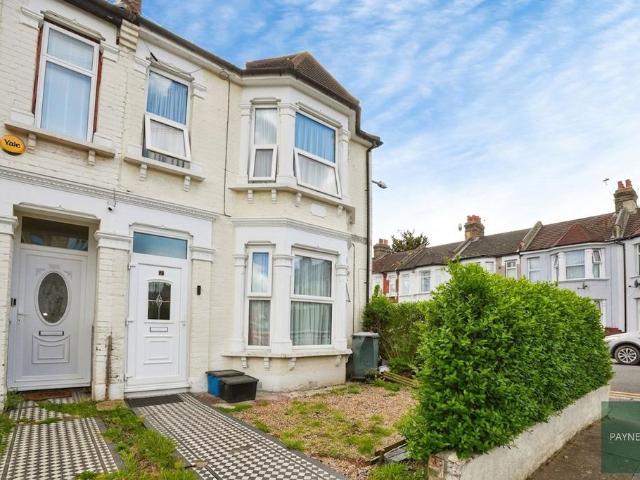 4 bedroom end of terrace house for sale