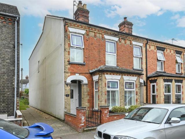 4 bedroom end of terrace house for sale