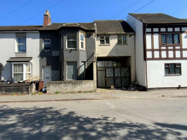 4 bedroom end of terrace house for sale