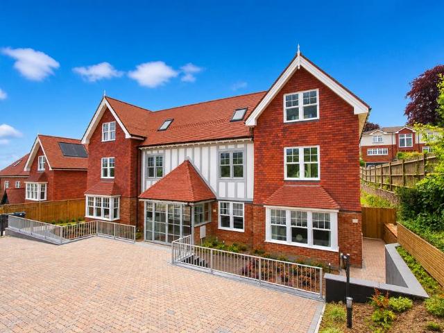 4 bedroom end of terrace house for sale
