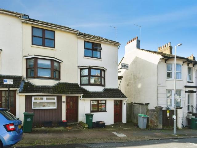 4 bedroom end of terrace house for sale