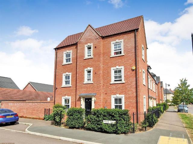 4 bedroom end of terrace house for sale