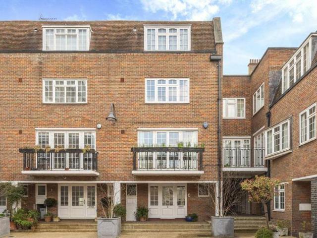 4 bedroom end of terrace house for sale
