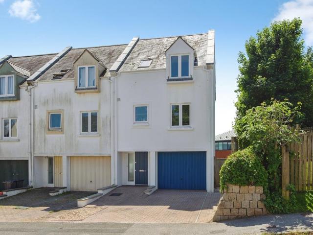 4 bedroom end of terrace house for sale