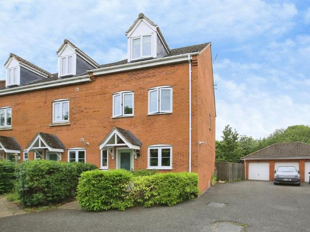 4 bedroom end of terrace house for sale
