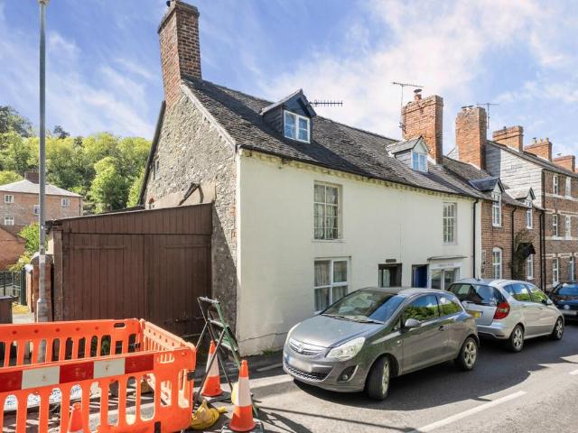 4 bedroom end of terrace house for sale