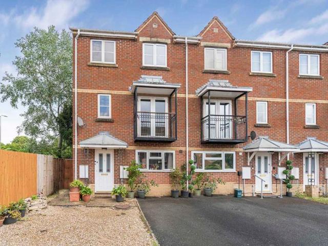 4 bedroom end of terrace house for sale