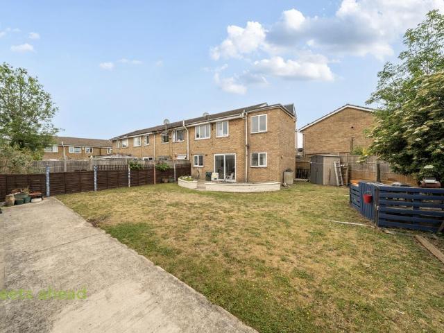 4 bedroom end of terrace house for sale