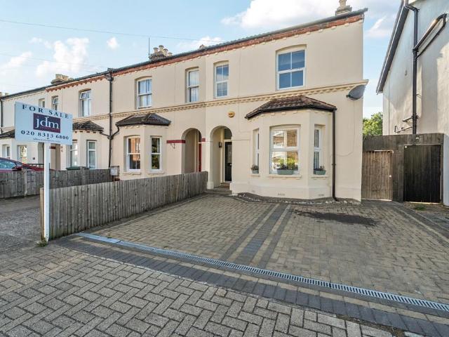 4 bedroom end of terrace house for sale