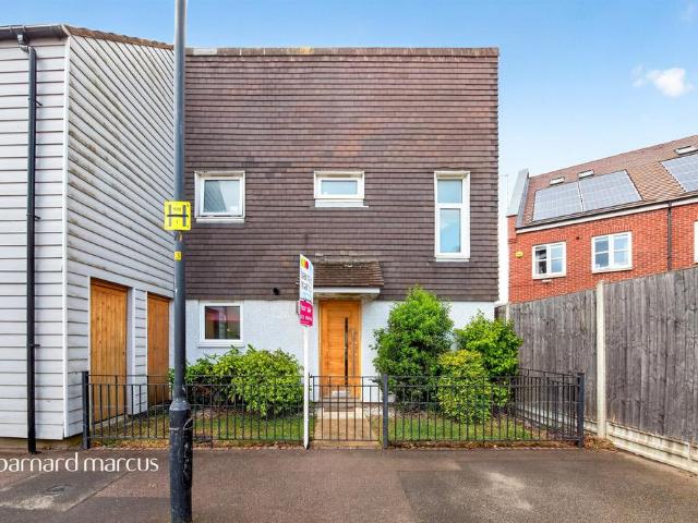 4 bedroom end of terrace house for sale