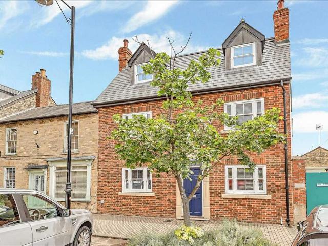 4 bedroom end of terrace house for sale