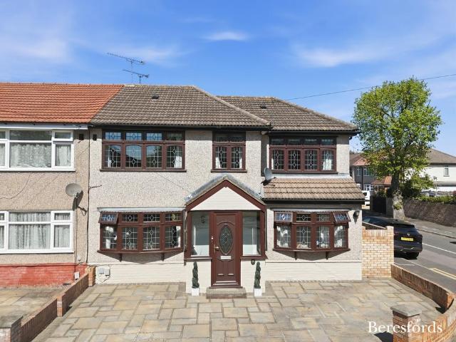4 bedroom end of terrace house for sale