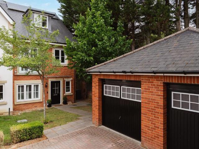 4 bedroom end of terrace house for sale