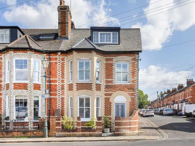 4 bedroom end of terrace house for sale