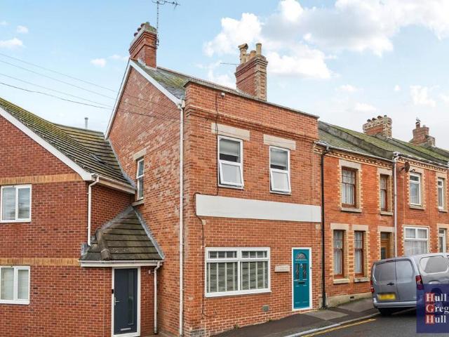 4 bedroom end of terrace house for sale