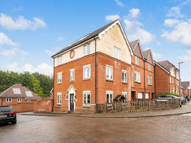 4 bedroom end of terrace house for sale