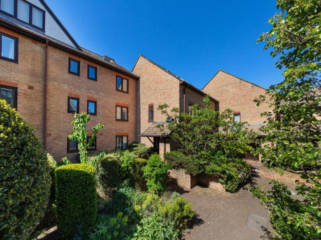 4 bedroom end of terrace house for sale