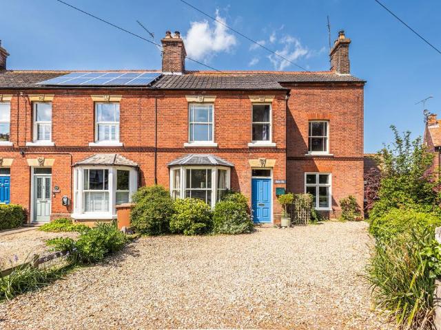 4 bedroom end of terrace house for sale