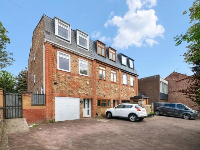 4 bedroom end of terrace house for sale