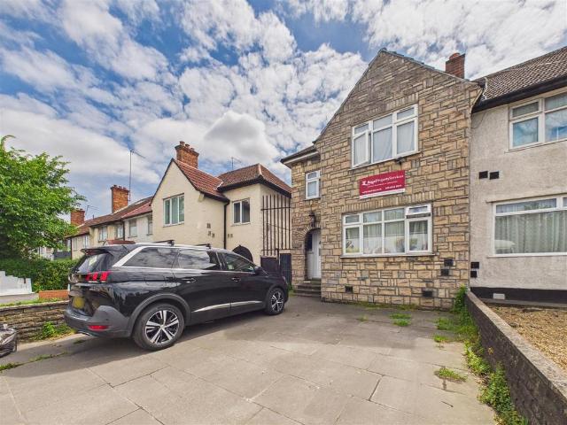 4 bedroom end of terrace house for sale