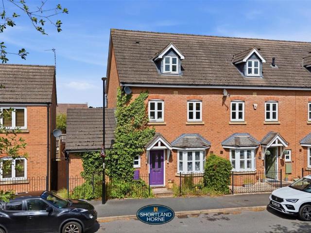 4 bedroom end of terrace house for sale