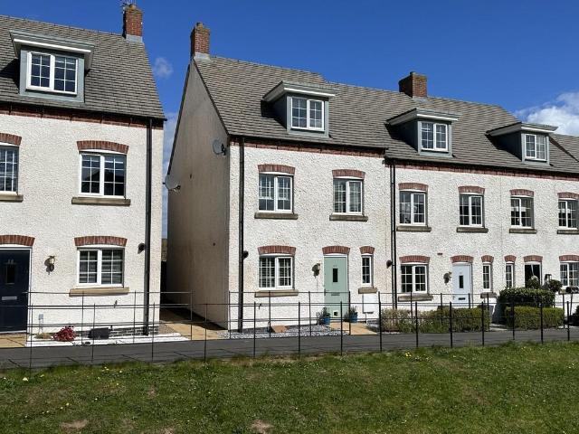 4 bedroom end of terrace house for sale