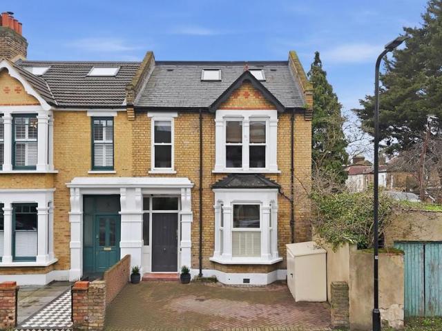4 bedroom end of terrace house for sale
