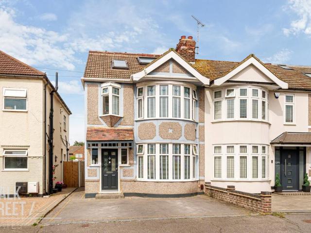4 bedroom end of terrace house for sale