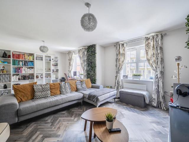 4 bedroom end of terrace house for sale