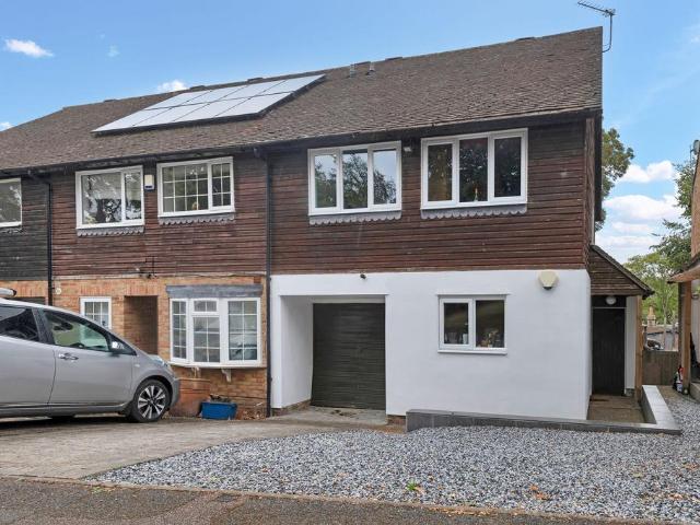 4 bedroom end of terrace house for sale
