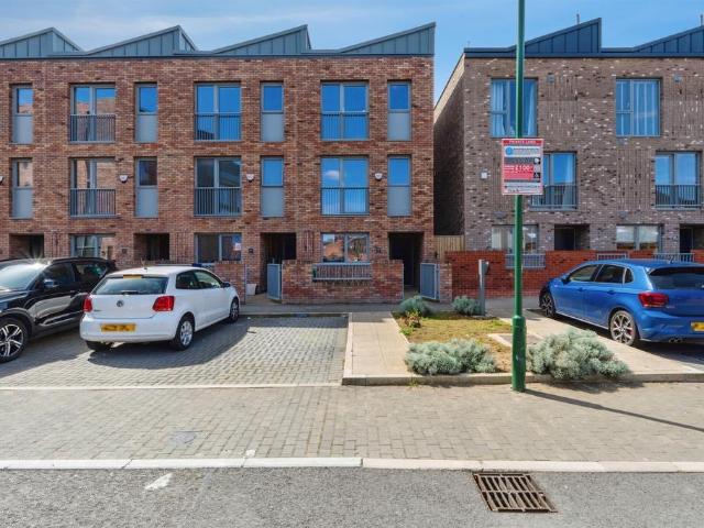 4 bedroom end of terrace house for sale