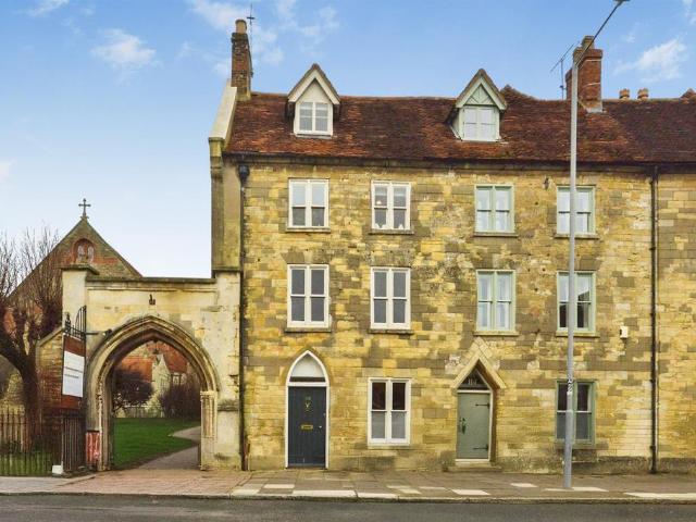 4 bedroom end of terrace house for sale