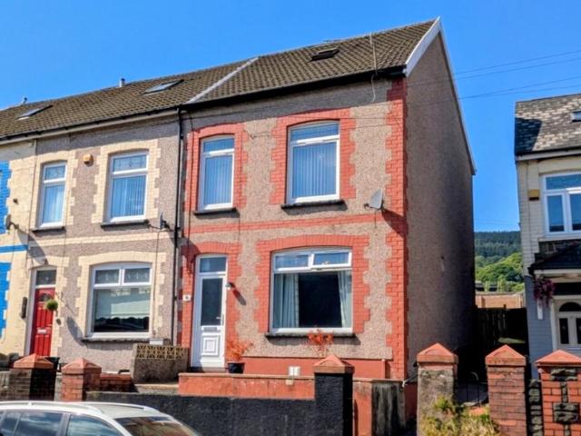 4 bedroom end of terrace house for sale