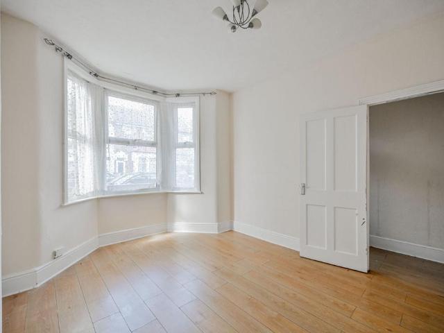 4 bedroom end of terrace house for sale