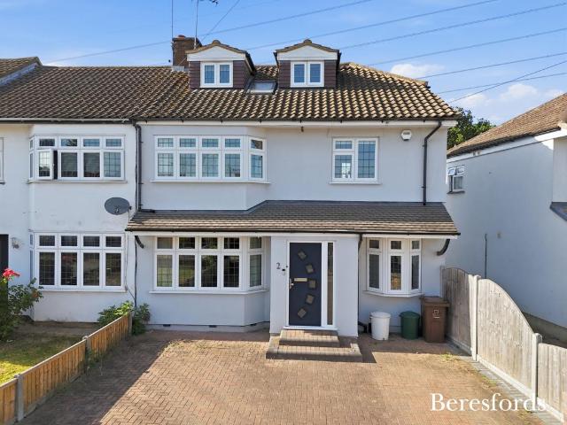4 bedroom end of terrace house for sale