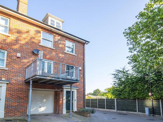 4 bedroom end of terrace house for sale