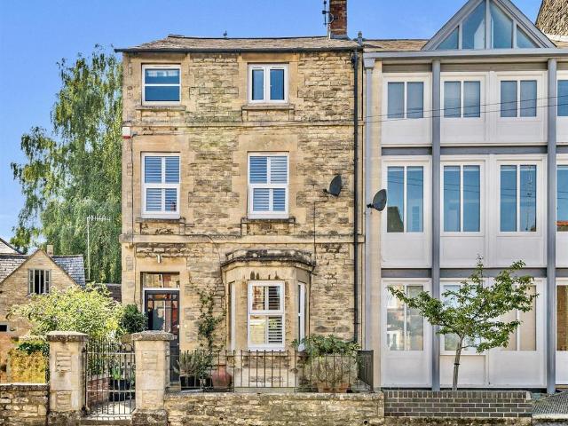 4 bedroom end of terrace house for sale