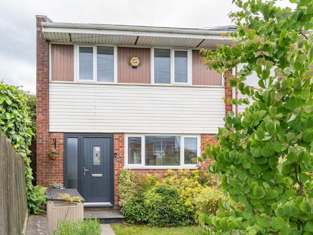 4 bedroom end of terrace house for sale
