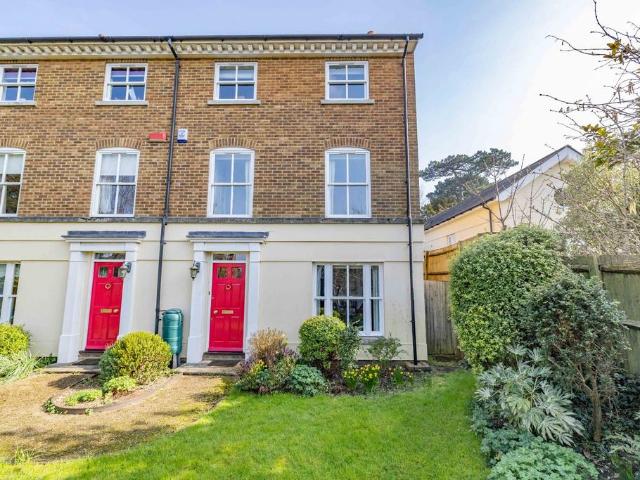 4 bedroom end of terrace house for sale